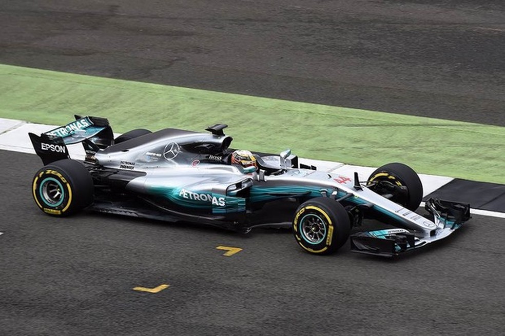 Mercedes lança elegante F1 W08 e pilotos já aceleram