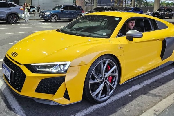 Gabriel Bortoleto curte férias da F1 no Brasil com Audi R8