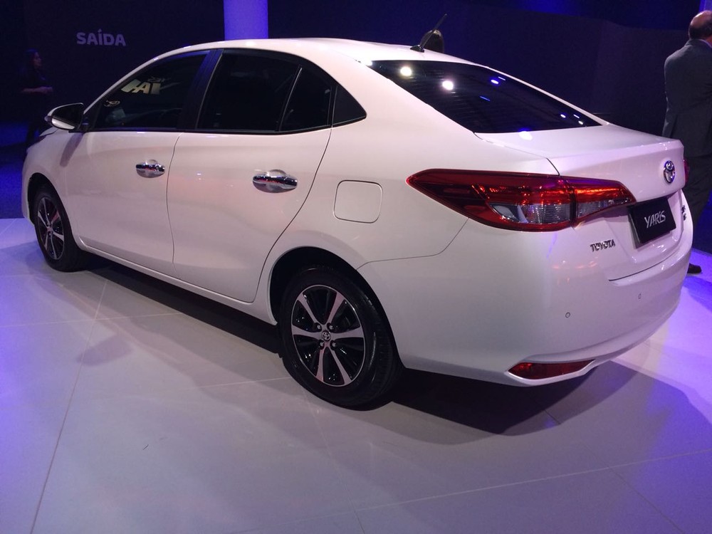 Toyota Yaris é lançado no Brasil em versões hatch e sedã; veja os preços