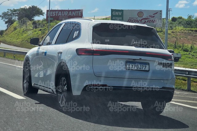 Flagra: Geely testa SUV híbrido contra Haval H6 e Song Plus no Brasil