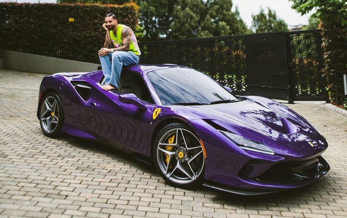 Vermelha? Maluma posa com Ferrari roxa de 720 cv e R$ 4,7 milhões