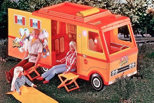 Barbie já dirigiu Corvette, Ferrari conversível e Fusca; veja os carros ...