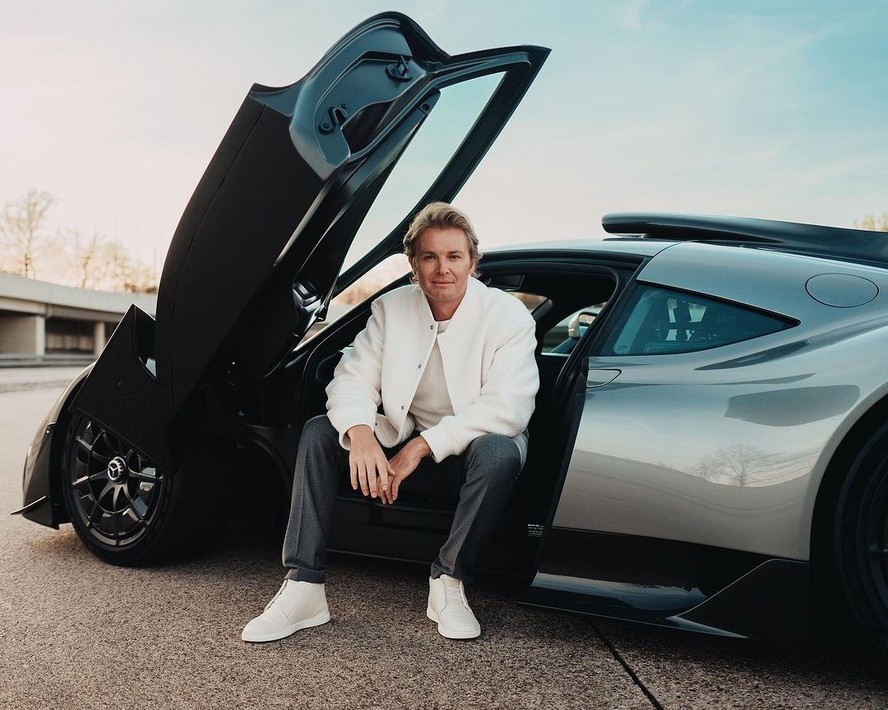 Vídeo: Nico Rosberg recebe seu hipercarro da Mercedes com motor de F1