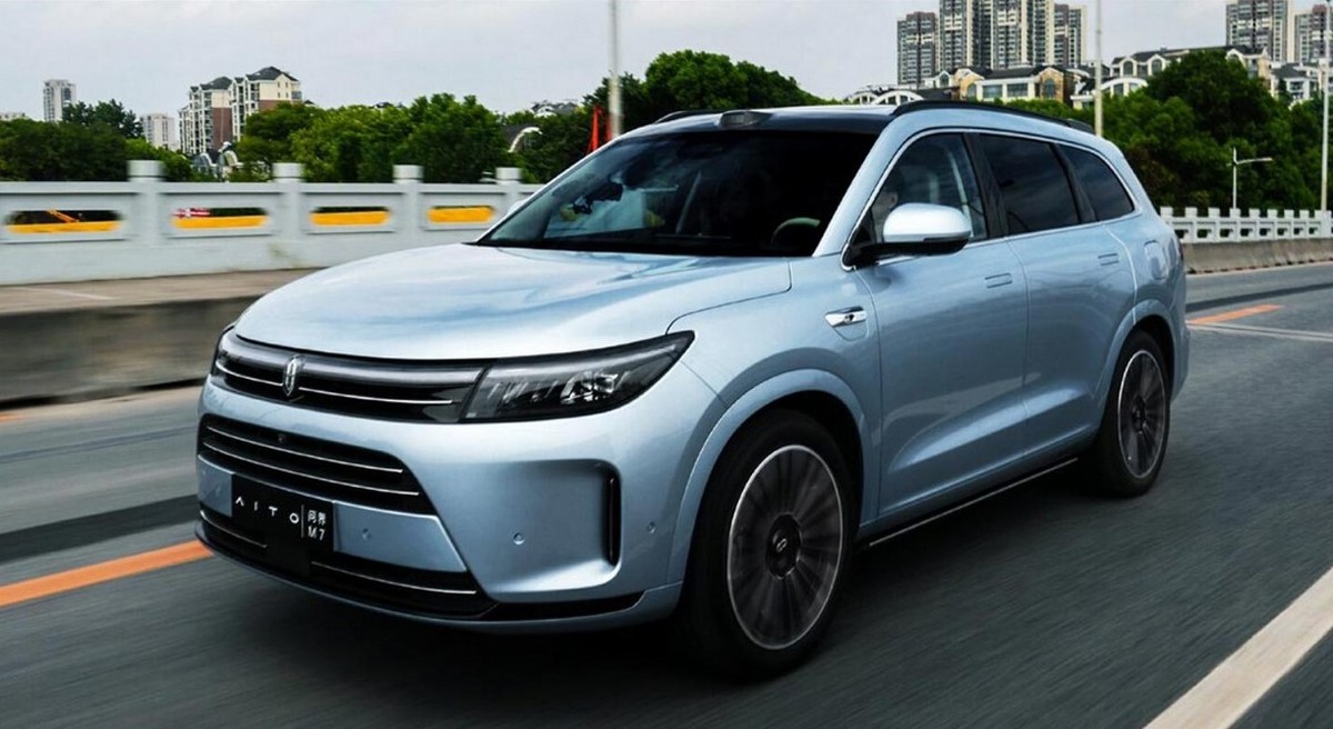 Seres M7 chega ao Brasil em abril com 6 lugares e 1.150 km de autonomia