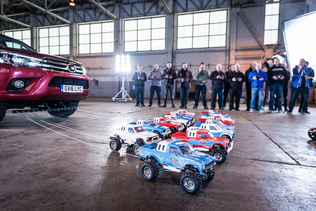 Hilux é puxada por 15 'picapinhas' de controle remoto em propaganda