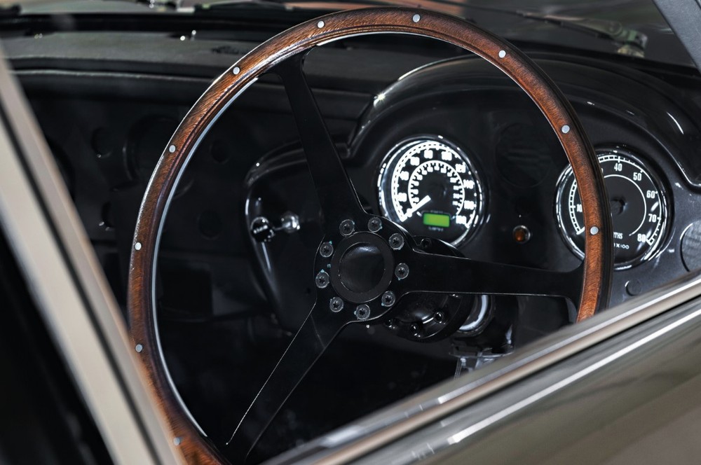 Aston Martin 'fake' usado em filme de '007' é vendido pelo equivalente a R$ 17 milhões