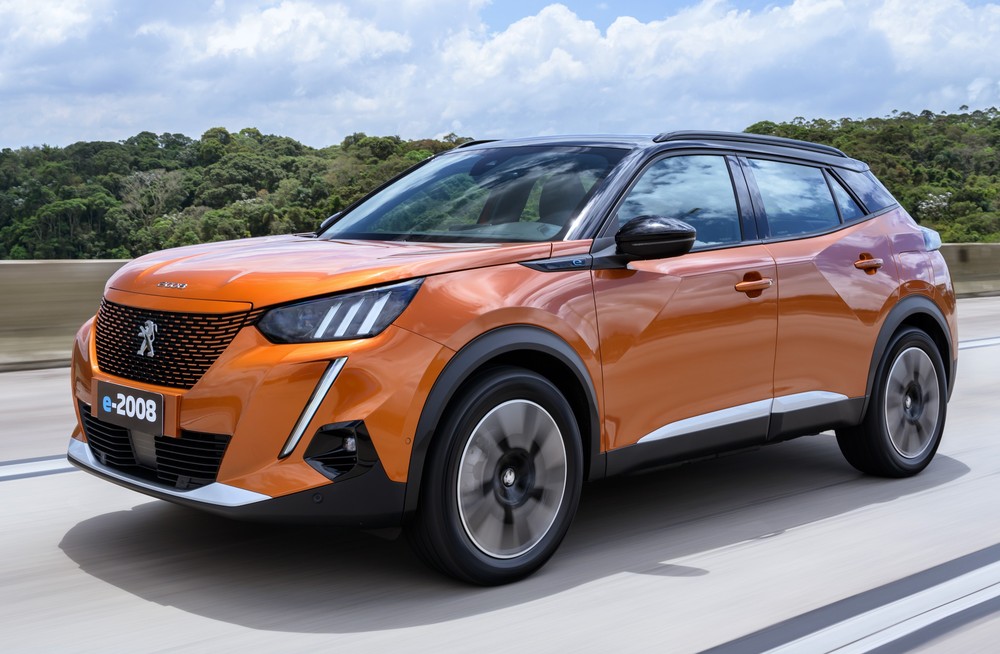 Elétrico Peugeot e-208 GT fica R$ 30 mil mais barato no Brasil