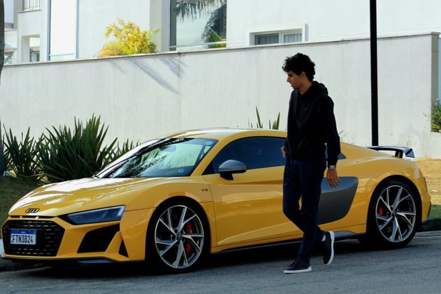 Gabriel Bortoleto curte férias da F1 no Brasil com Audi R8