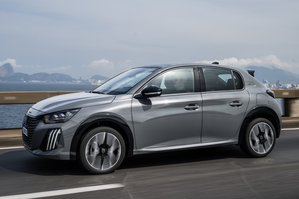 Teste: Peugeot 208 e 2008 híbridos têm comportamento diferente dos Fiat?