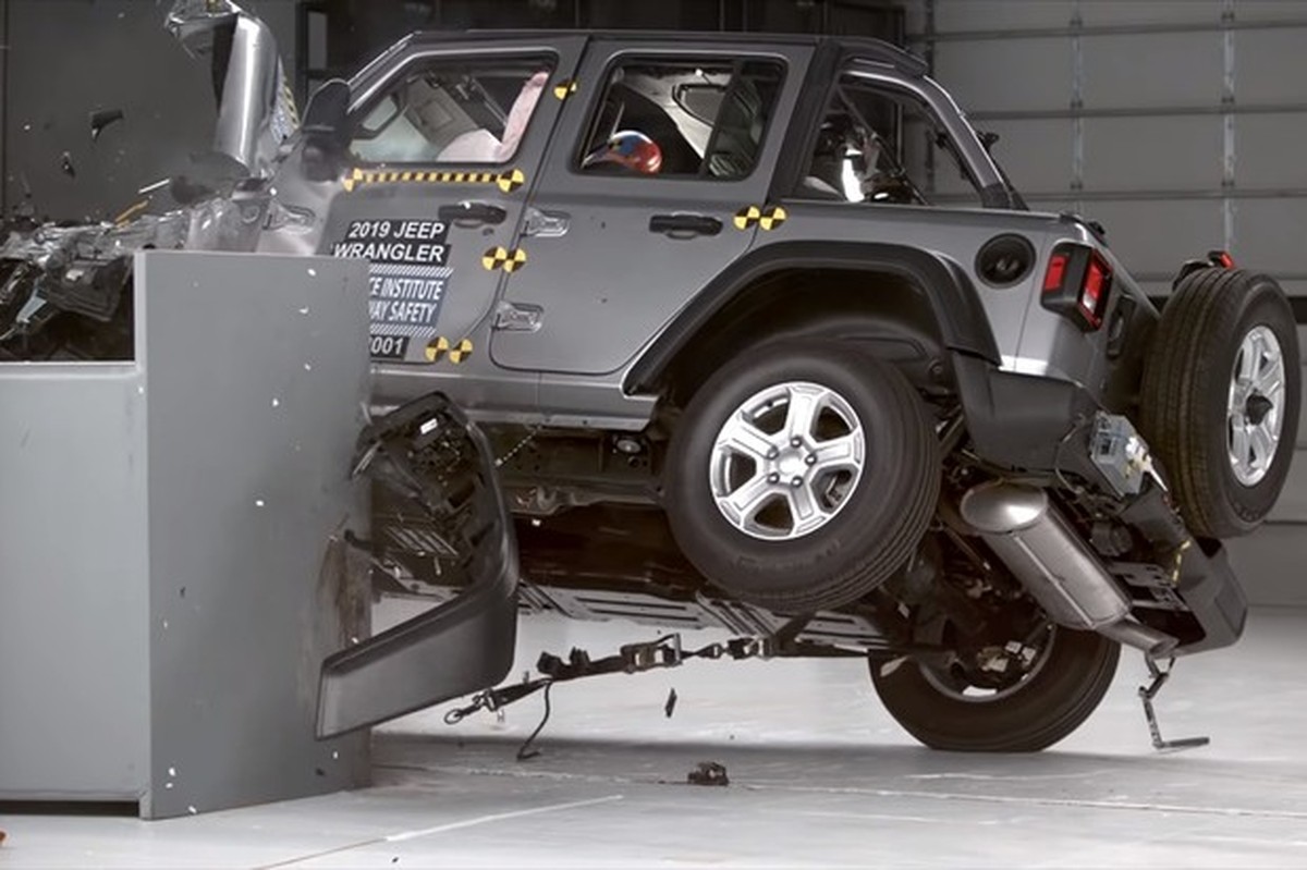 Jeep Wrangler capota duas vezes em crash-test e se torna o primeiro ...