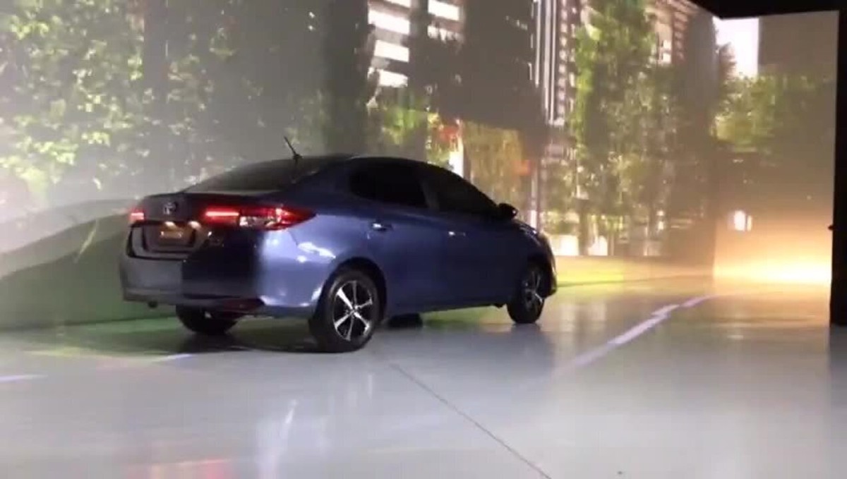 Toyota Yaris é lançado no Brasil em versões hatch e sedã; veja os preços