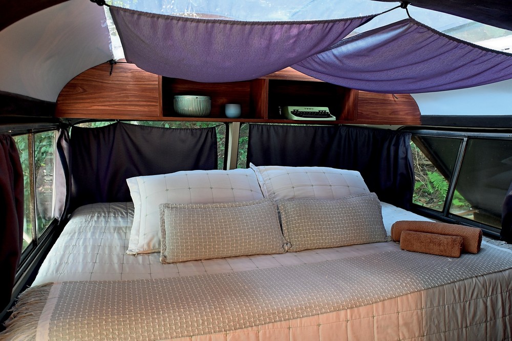 Ônibus da Mercedes de 1972 vira hotel sobre rodas; veja como é se hospedar