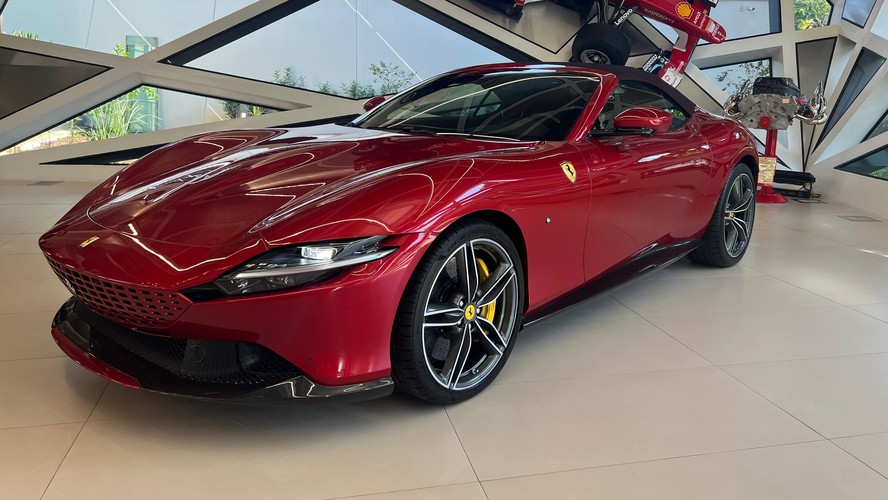 Ferrari Roma Spider custa R$ 4 milhões e já vendeu 20 unidades no Brasil