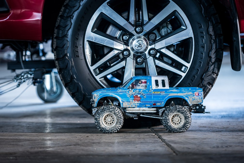 Hilux é puxada por 15 'picapinhas' de controle remoto em propaganda