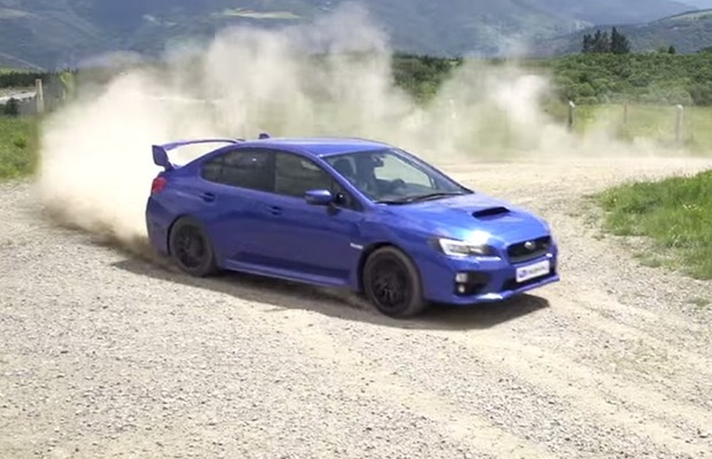 Subaru mostra WRX STI fazendo drift em pista de terra