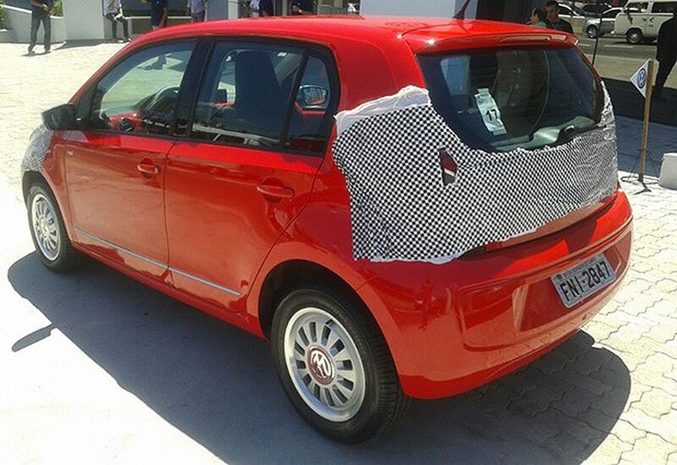 VW up! é fotografado em apresentação a concessionários