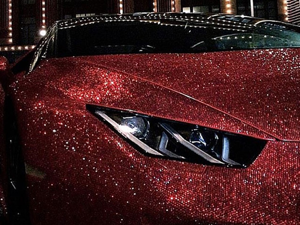 Milionária russa cobre Lamborghini com 1,3 milhão de cristais Swarovski