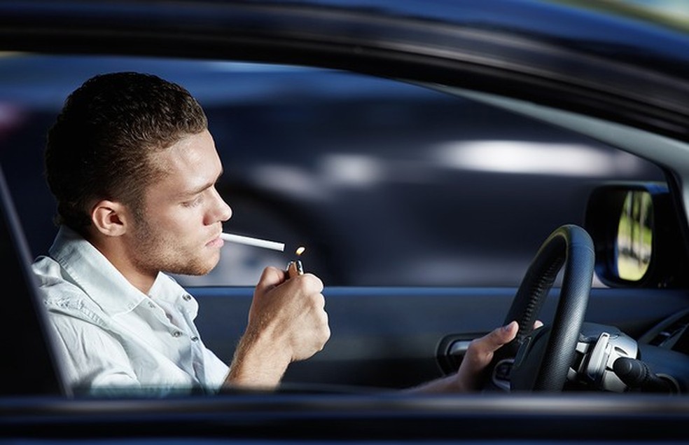 Inglaterra proíbe fumo nos carros quando há crianças a bordo