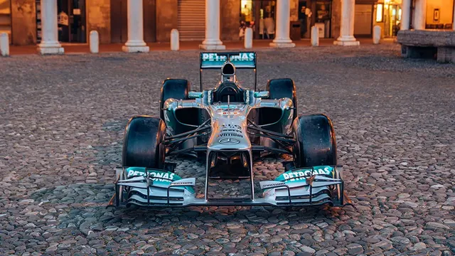 Carro de F1 da primeira vitória de Hamilton na Mercedes vai a leilão e ...