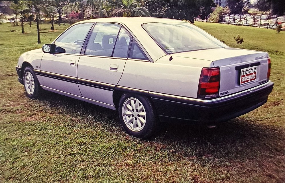 Comparativo de veteranos: Chevrolet Omega 2.0 x Volkswagen Santana 2000