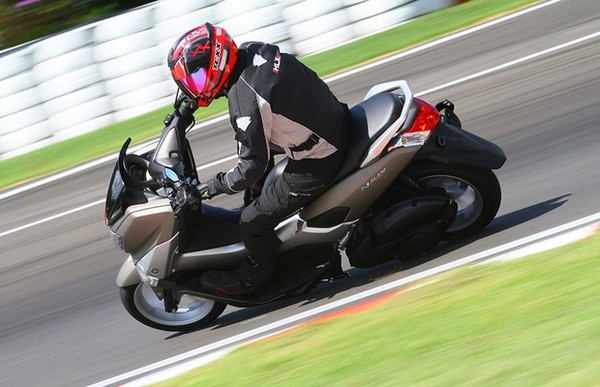 Yamaha NMax 160: preços, versões, equipamentos e custos de manutenção