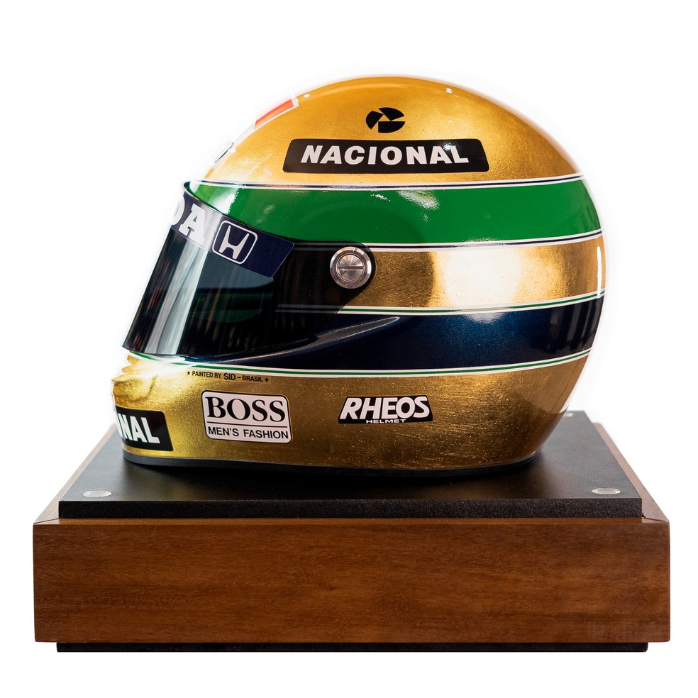Ayrton Senna é homenageado com capacete folheado a ouro de R$ 34 mil