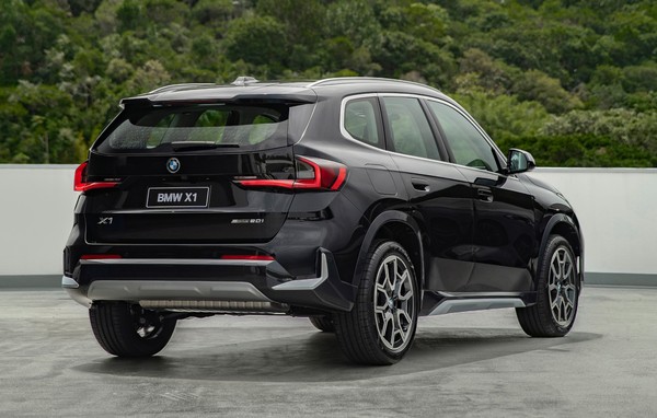 BMW X1 e iX1 blindados de fábrica não perdem a garantia; veja quanto custa