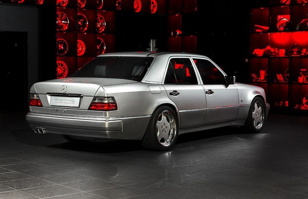 Mercedes-Benz E60 AMG ganha restauração
