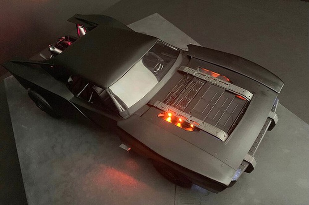 Menos tanque e mais classe: conheça o novo carro do Batman