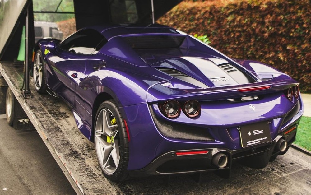 Vermelha? Maluma posa com Ferrari roxa de 720 cv e R$ 4,7 milhões