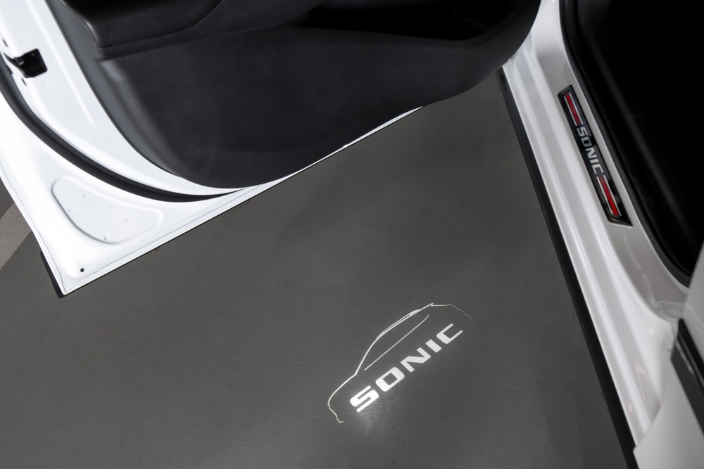 Chevrolet Sonic revela interior e 'entrega' painel mais refinado que o Onix