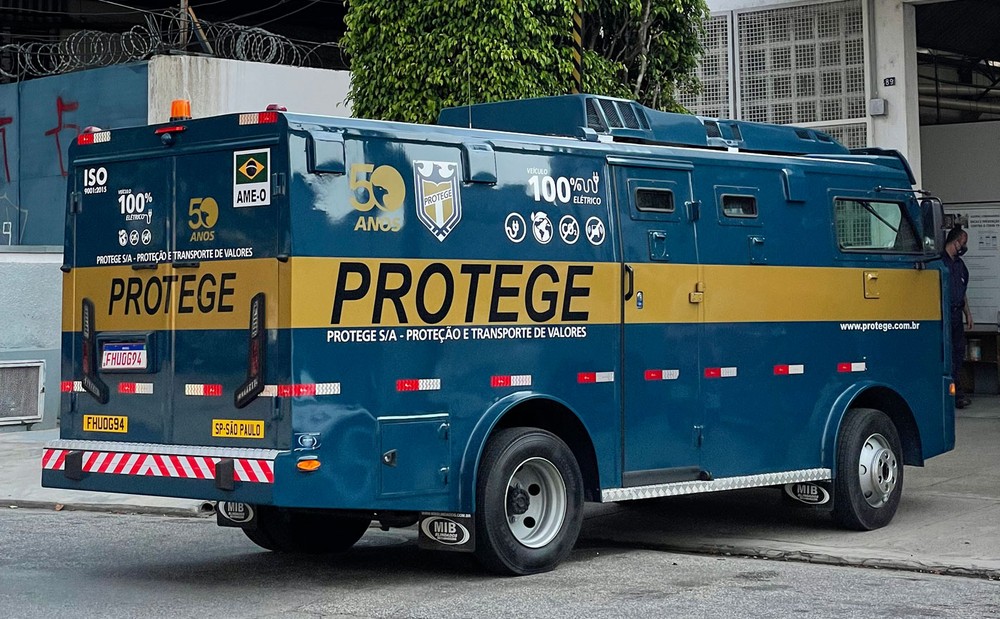 Vídeo: Primeiro carro-forte elétrico do mundo custou R$ 1 milhão e tem ...