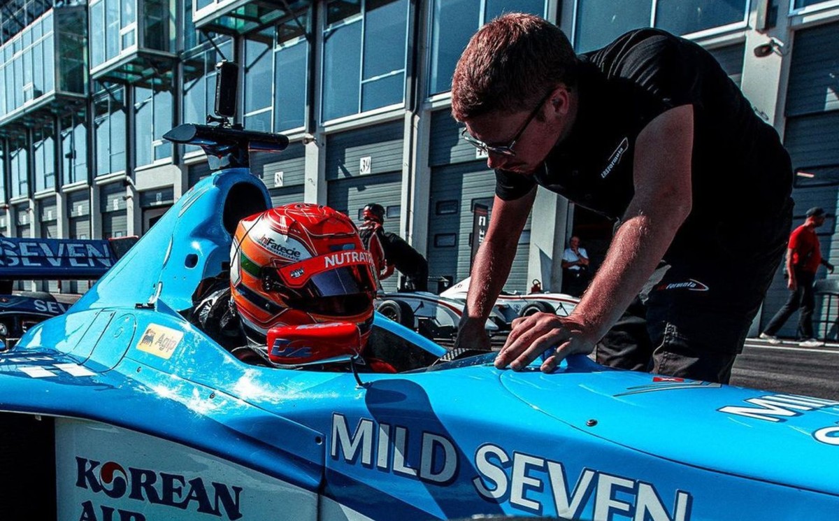 Caio Castro pilota carro de F1 em pista com capacete e macacão ...