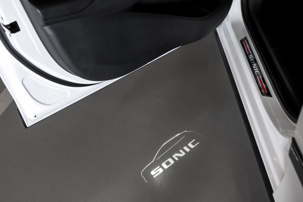 Chevrolet Sonic revela interior e 'entrega' painel mais refinado que o Onix