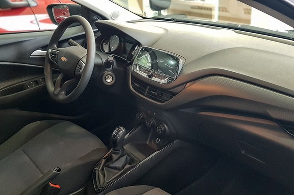 Novo Chevrolet Onix 1.0 aspirado anda bem, mas é difícil resistir ao turbo