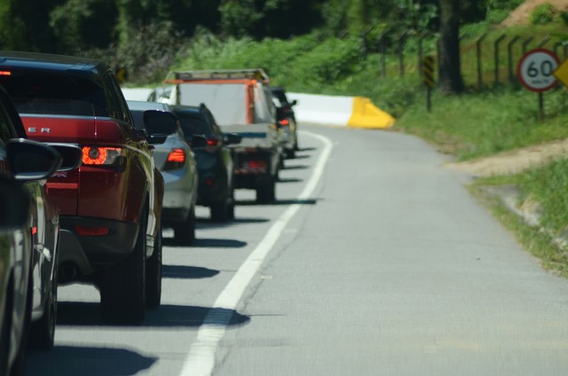 Multa por andar no acostamento: valor, pontos na CNH e outros detalhes