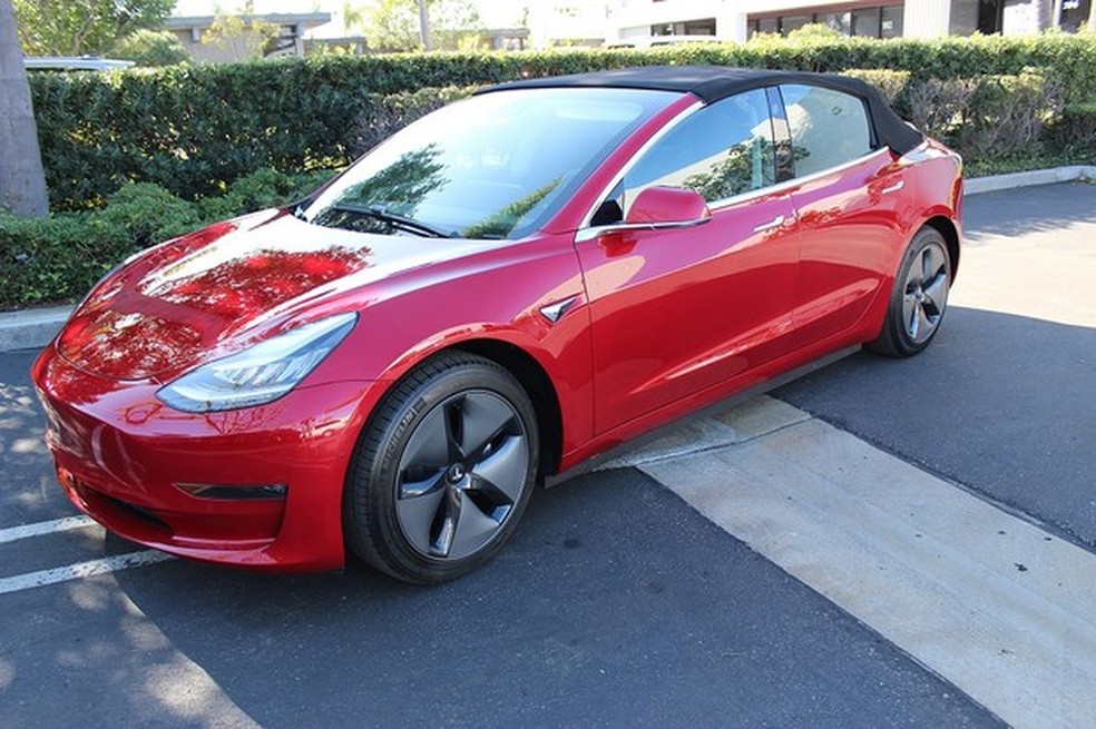 Empresa transforma o elétrico Tesla Model 3 em conversível