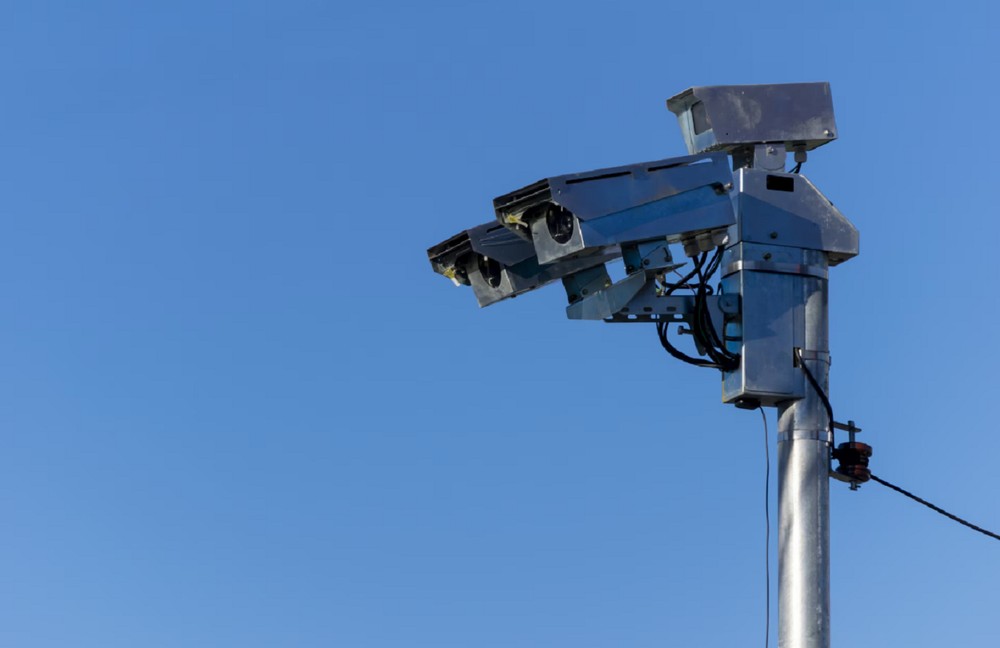 Novo radar com IA flagra muito mais que excesso de velocidade
