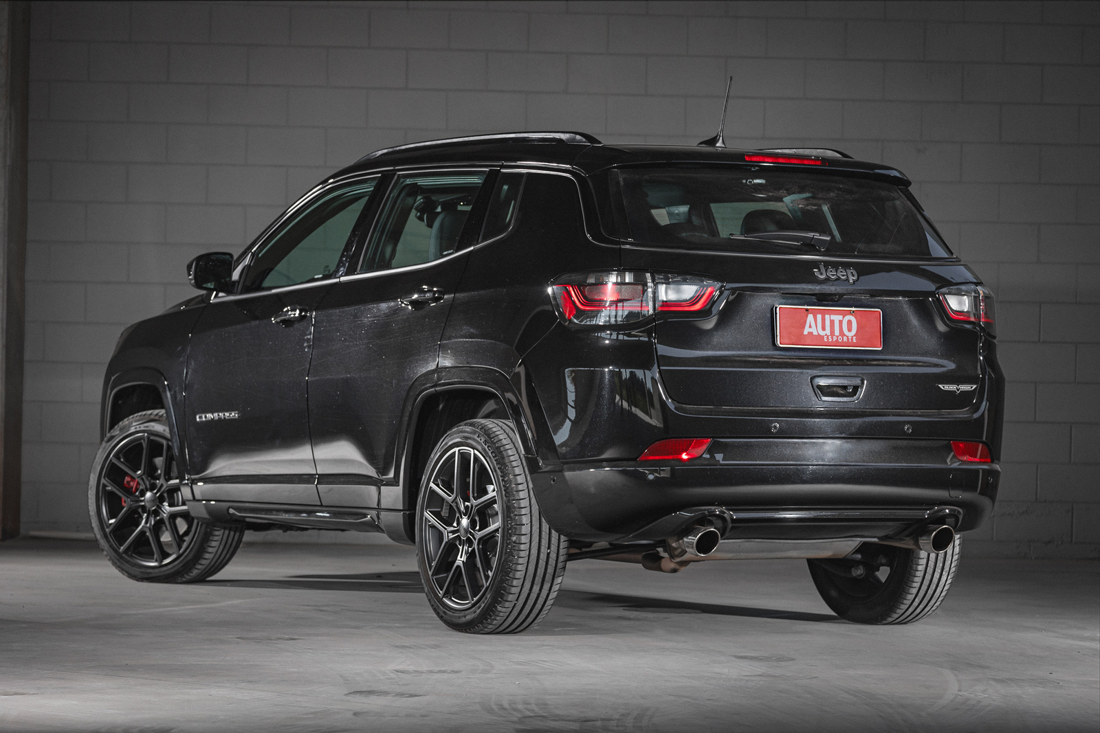 Jeep Compass Blackhawk é mais rápido que Volkswagen Jetta GLi? Testamos