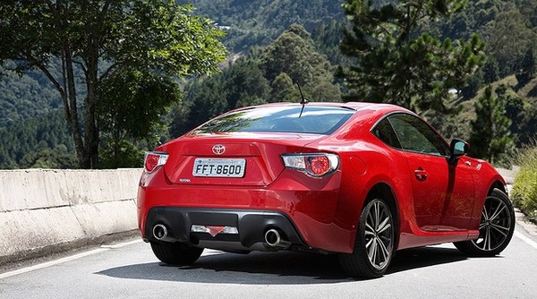 Toyota GT86 continua surpreendente, mesmo 10 anos depois; leia o teste
