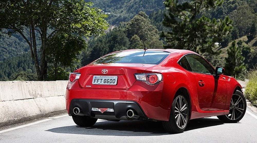 Toyota GT86 continua surpreendente, mesmo 10 anos depois; leia o teste