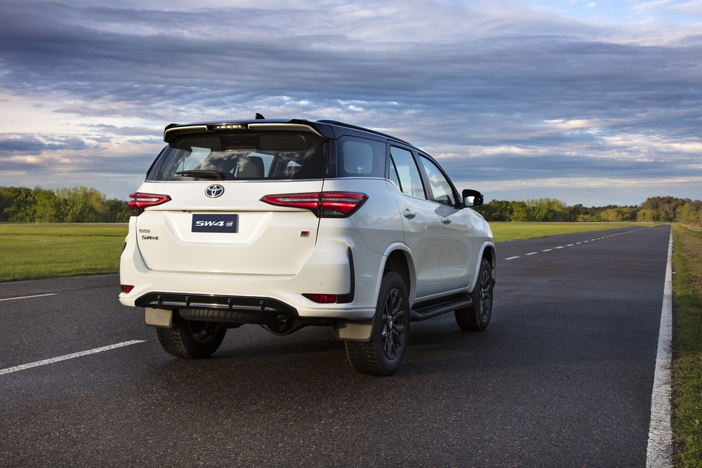 Teste rápido: Toyota SW4 GR-S vai além do visual esportivo, mas tem ...