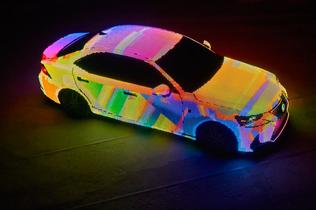 Carro coberto de LEDs muda de cor com música e gestos de pessoas
