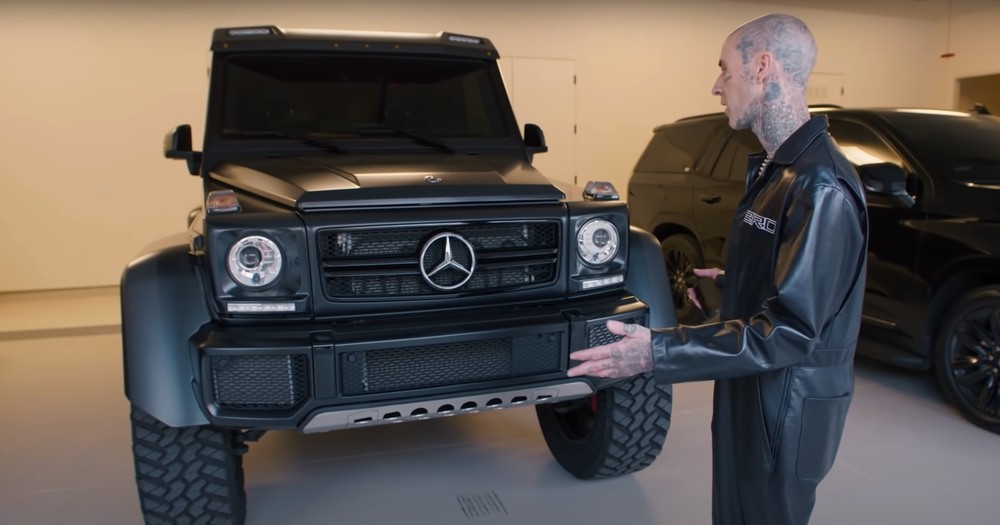Travis Barker Baterista Do Blink 182 Mostra Coleção De Carros Com