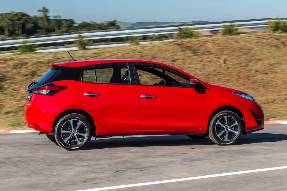Toyota Yaris é lançado no Brasil em versões hatch e sedã; veja os preços