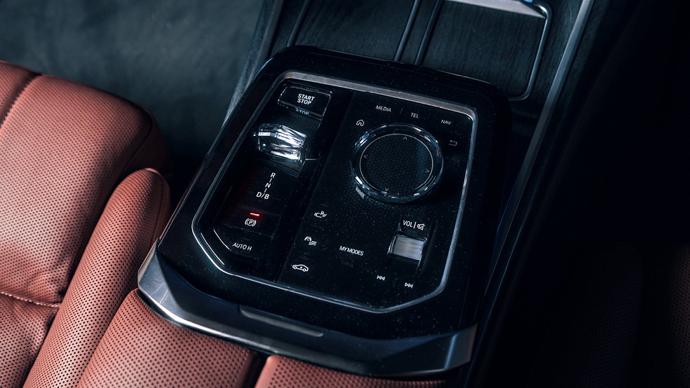 BMW i7 tem conforto de classe executiva e custa R$ 1,2 milhão; teste