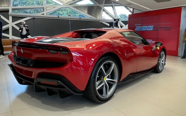 Ferrari 296 GTB híbrida de 830 cv custa quase R$ 5 milhões no Brasil