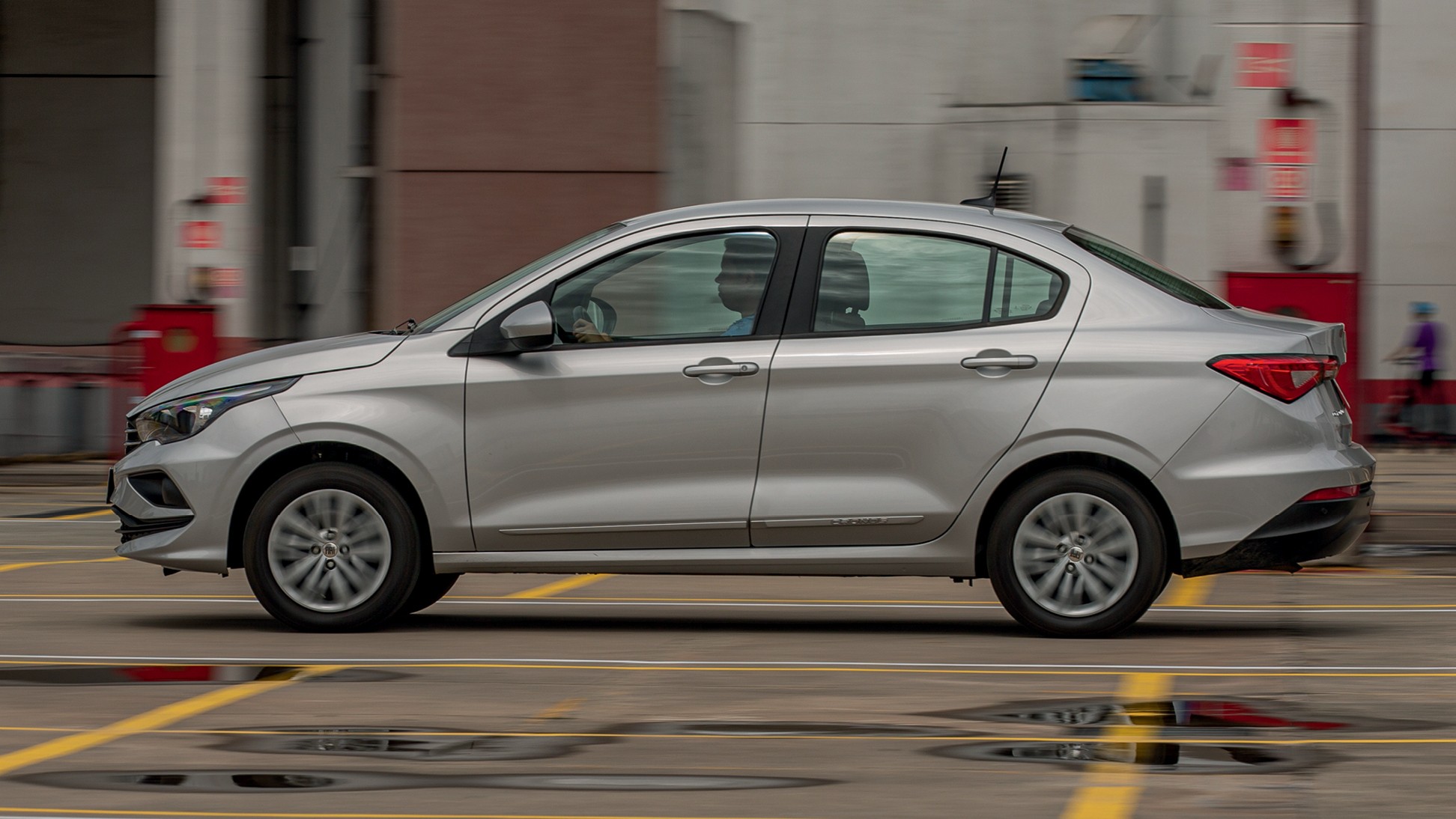 Novo Fiat Cronos chega em breve; versão atual é vendida com desconto