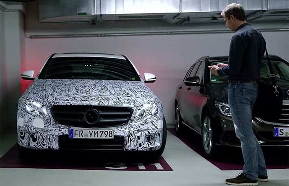Vídeo: Mercedes-Benz mostra tecnologia que estaciona Classe E pelo celular