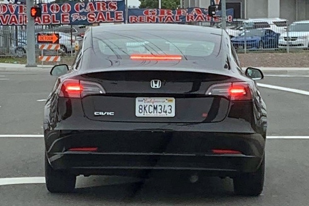 Dono põe emblemas do Honda Civic Si no sedã elétrico Tesla Model 3
